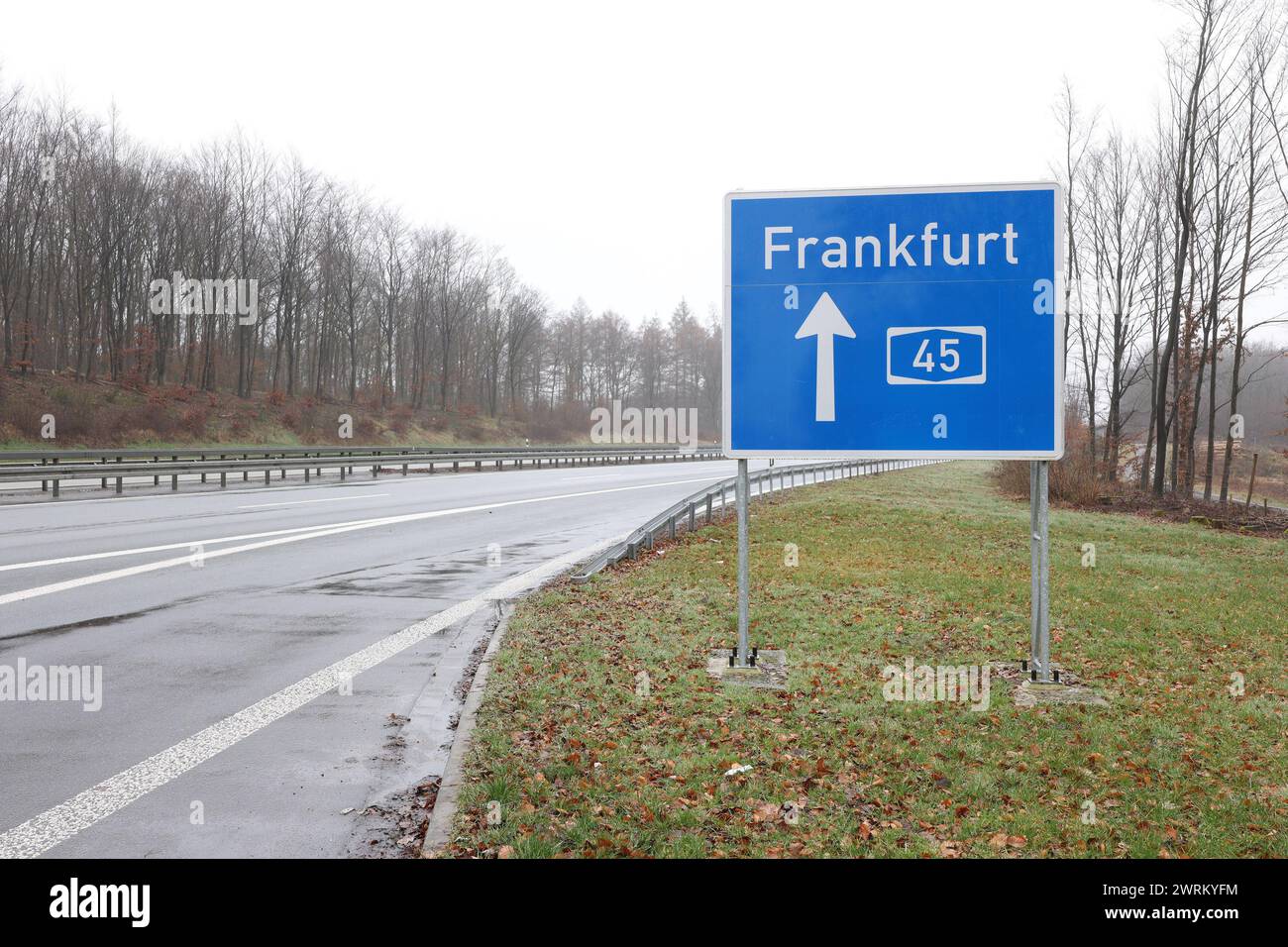 Ein Verkehrsschild zeigt den Weg A45 Richtung Frankfurt a.M. auf einem ...