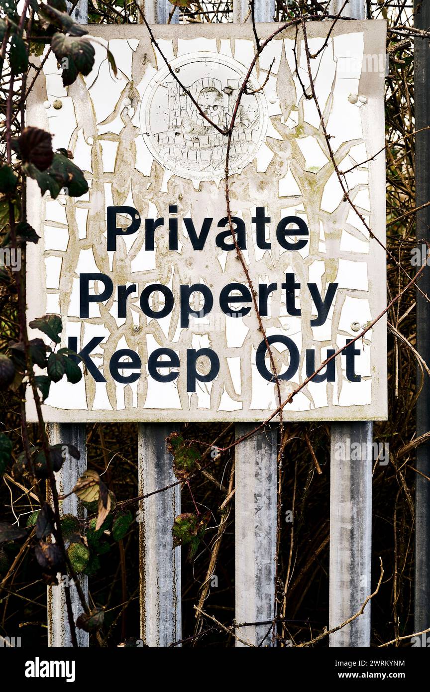 Keep out sign on fence of old industrial site,Lancashire,UK Stock Photo ...