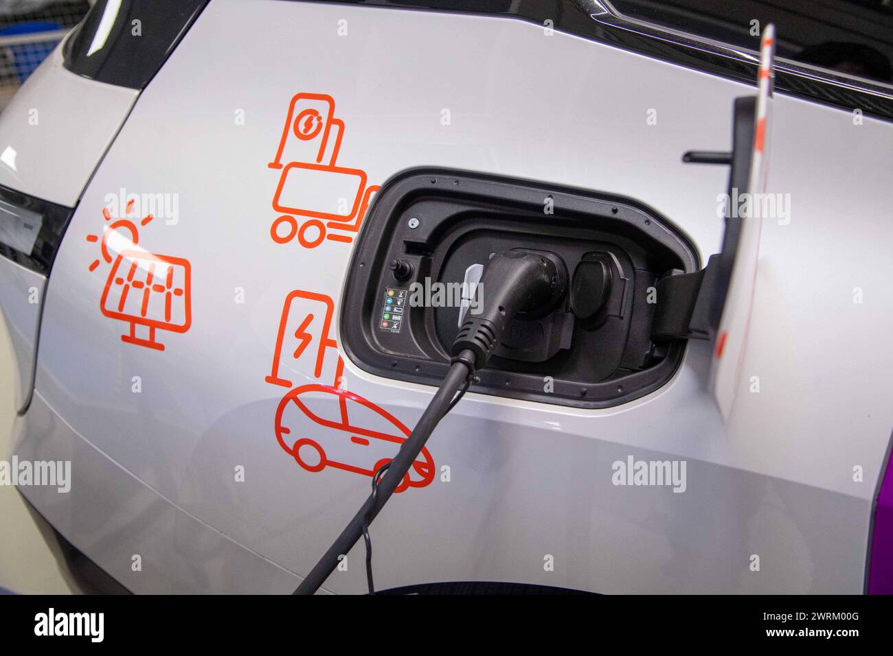 Blick in das TestingLab von EON, Stromtankstelle, Wallbox laedt ein ...