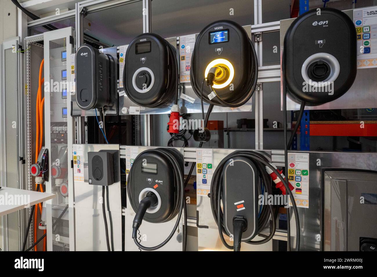 Blick in das TestingLab von EON, Wallbox-Teststation, Solaranlage ...