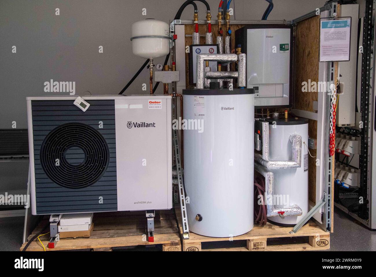 Blick in das TestingLab von EON, Waermepumpe, Anlage, Wallbox ...