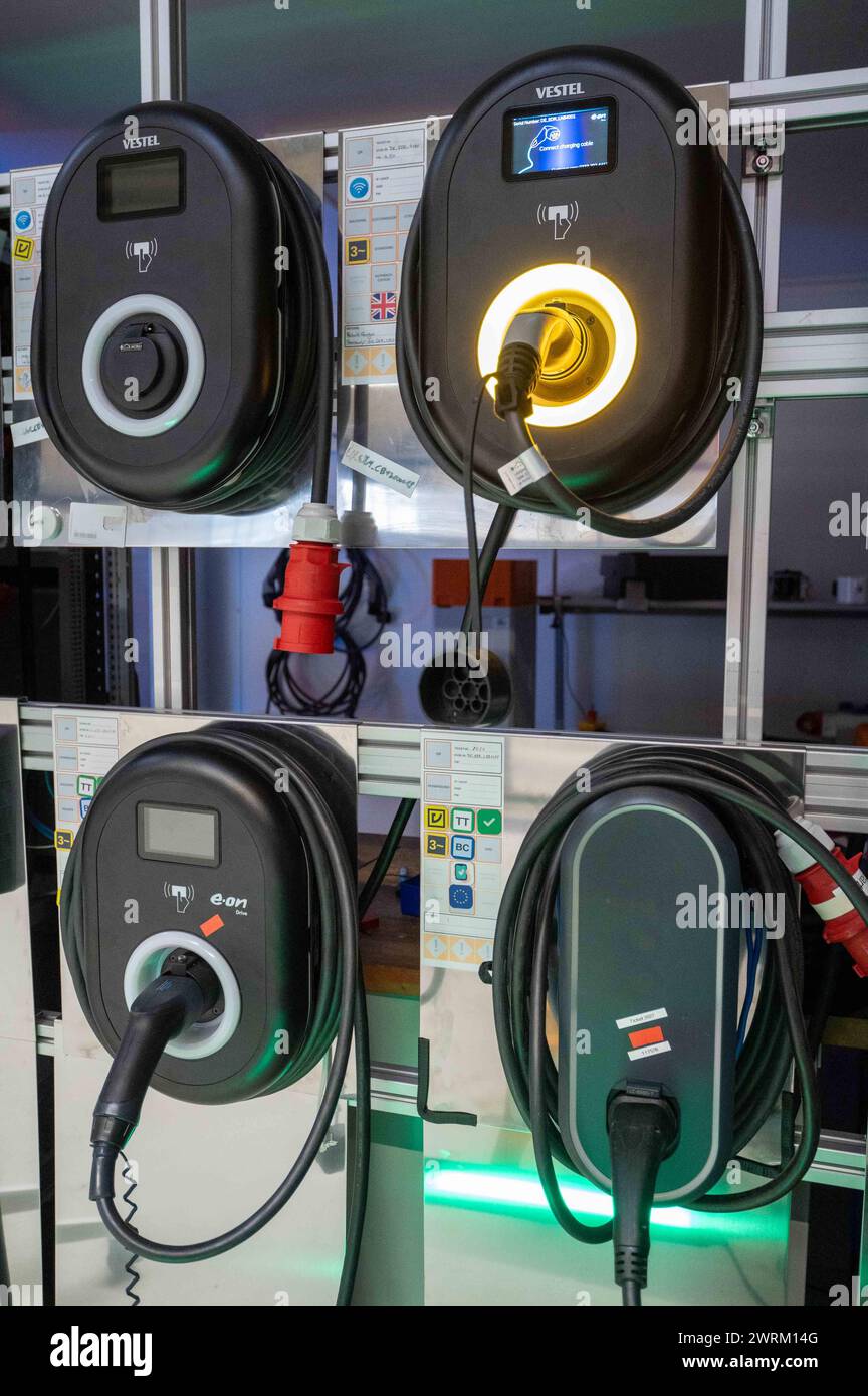 Blick in das TestingLab von EON, Wallbox-Teststation, Solaranlage ...