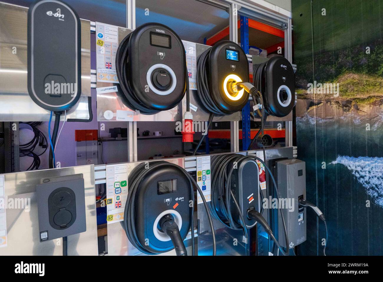 Blick in das TestingLab von EON, Wallbox-Teststation, Solaranlage ...