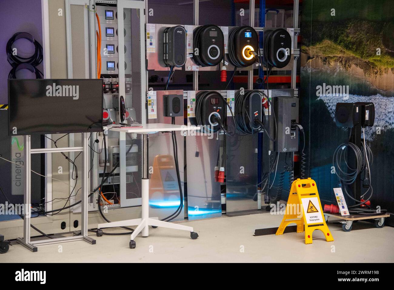 Blick in das TestingLab von EON, Wallbox-Teststation, Solaranlage ...