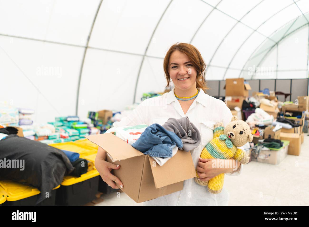 Woman volunteer boxes donation hi-res stock photography and images - Alamy