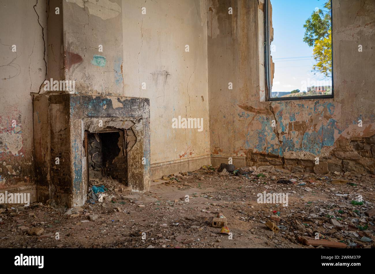 Small crumbling farmhouse hi-res stock photography and images - Alamy