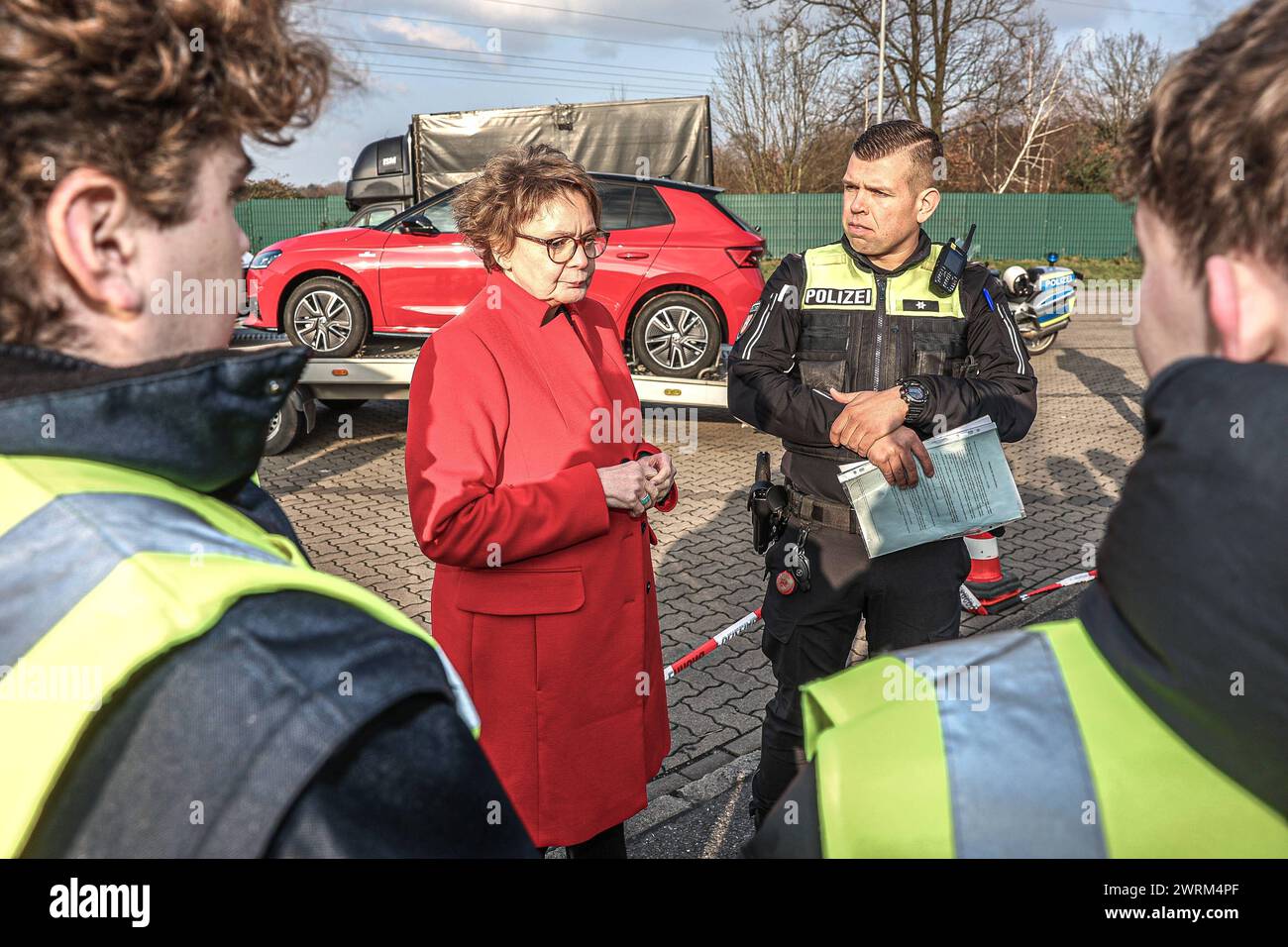Innenministerin Daniela Behrens trifft Fachoberschüler bei Lkw ...