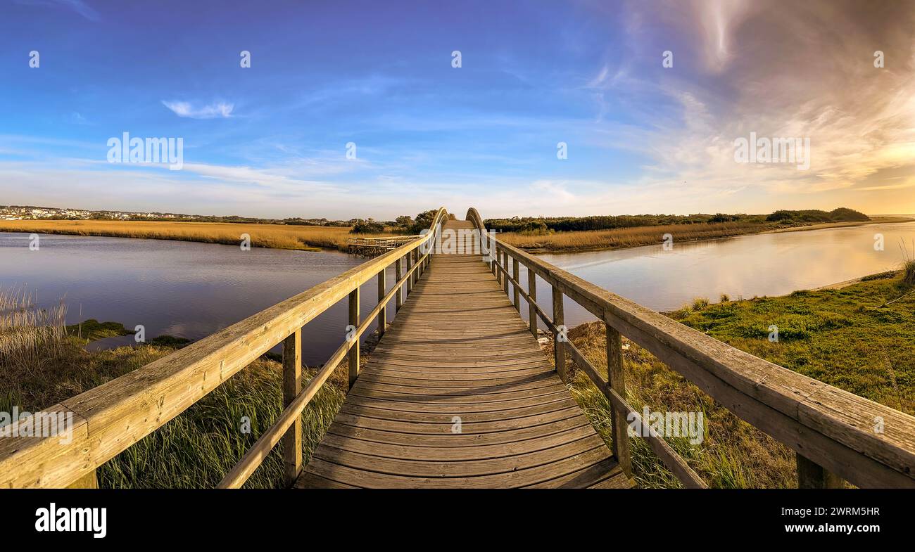 Wooden structure on the footbridges of Barrinha de Esmoriz with water ...
