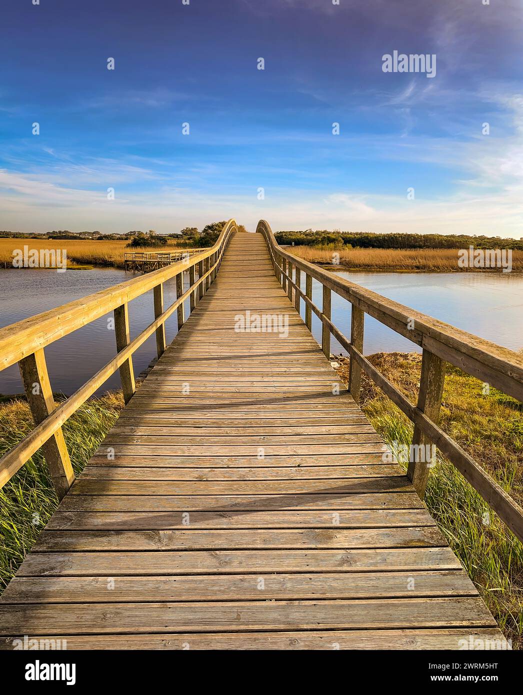 Wooden structure on the footbridges of Barrinha de Esmoriz with water ...