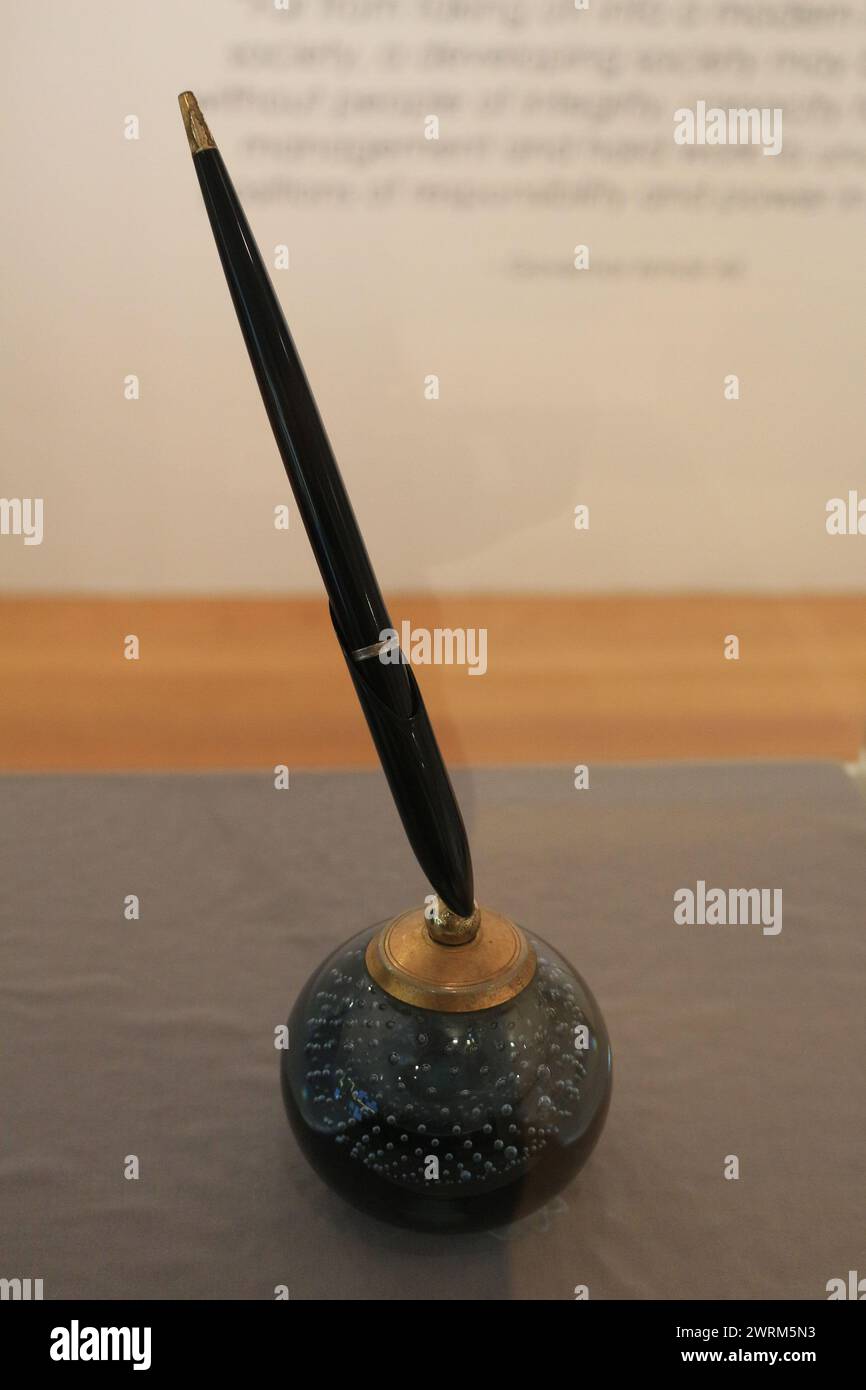 Fountain Parker "51" is a pen that has a Whitefriars glass ball weight ...
