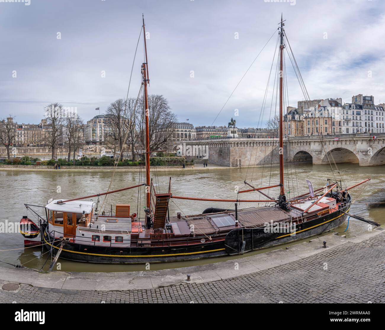 Paris, France - 03 08 2024: Quays of the Seine. View of a sailing boat ...