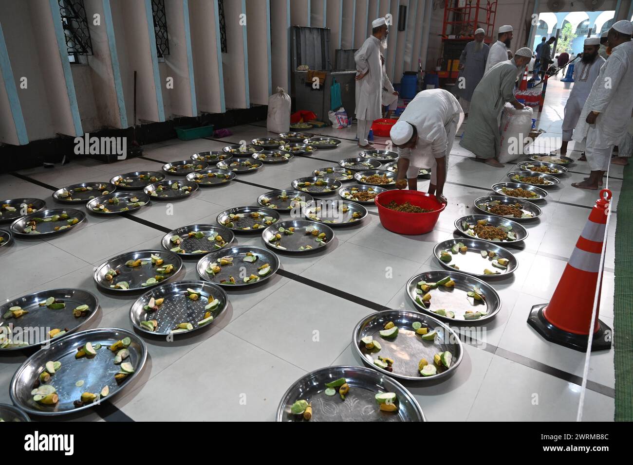 Volunteers prepare Iftar food for Muslim devotees before breaking their ...
