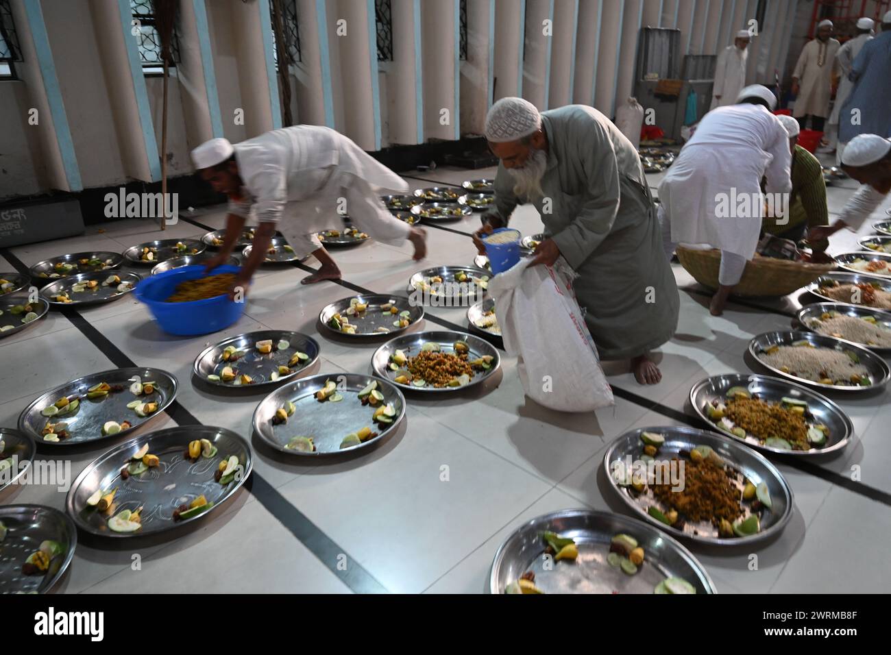 Volunteers prepare Iftar food for Muslim devotees before breaking their ...