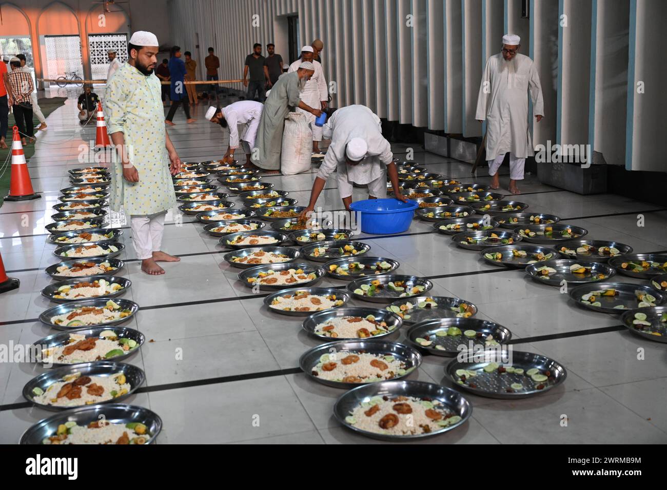 Volunteers prepare Iftar food for Muslim devotees before breaking their ...