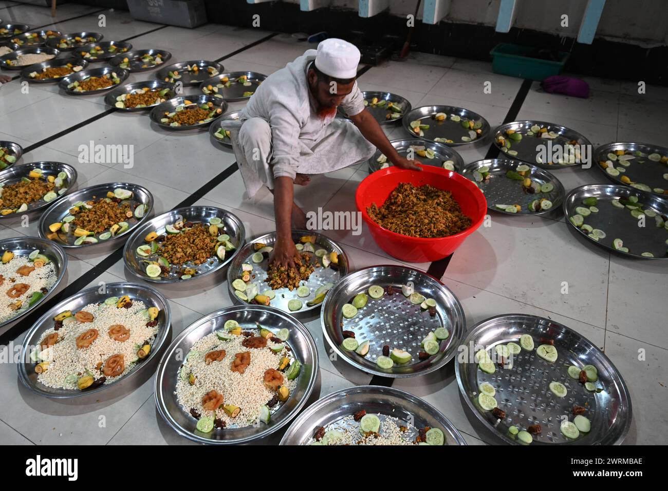 Volunteers prepare Iftar food for Muslim devotees before breaking their ...