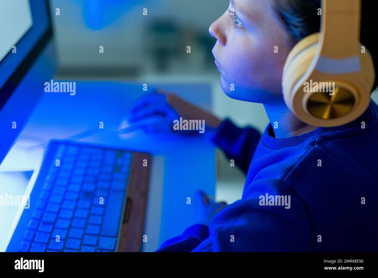 Glowing screens hi-res stock photography and images - Alamy