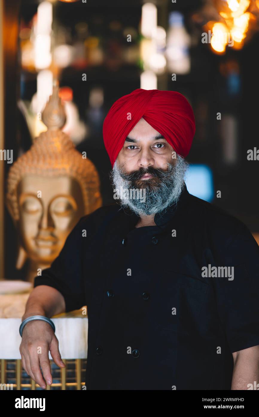 Indian man with turban statue hi-res stock photography and images - Alamy