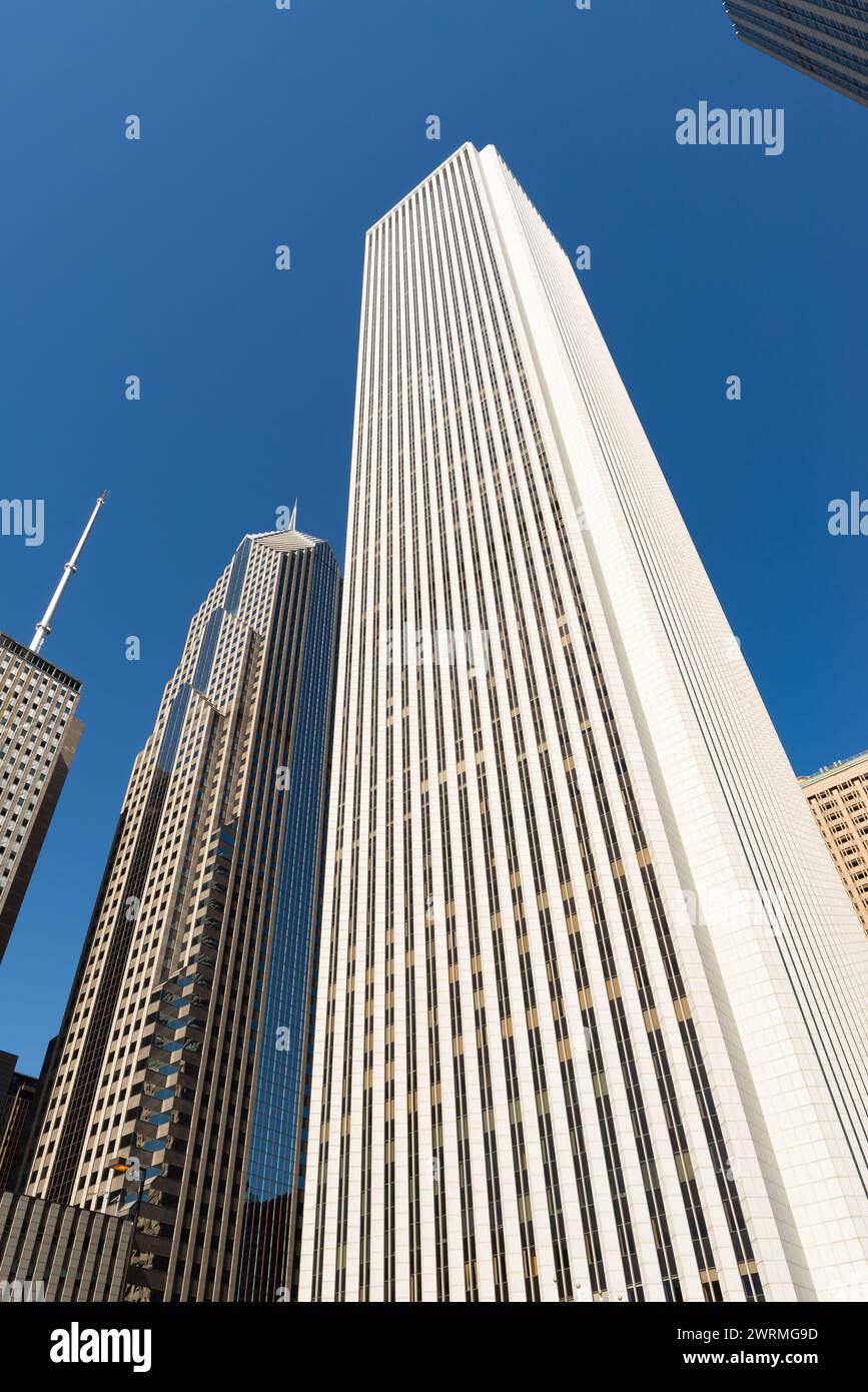 Downtown buildings on a sunny Spring day in Chicago, Illinois, USA ...