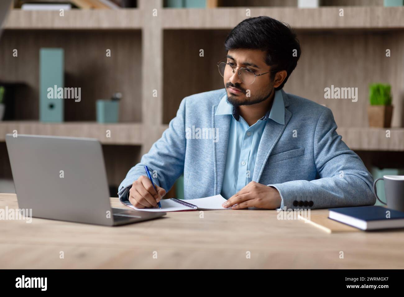 Employee thinking and taking notes hi-res stock photography and images ...