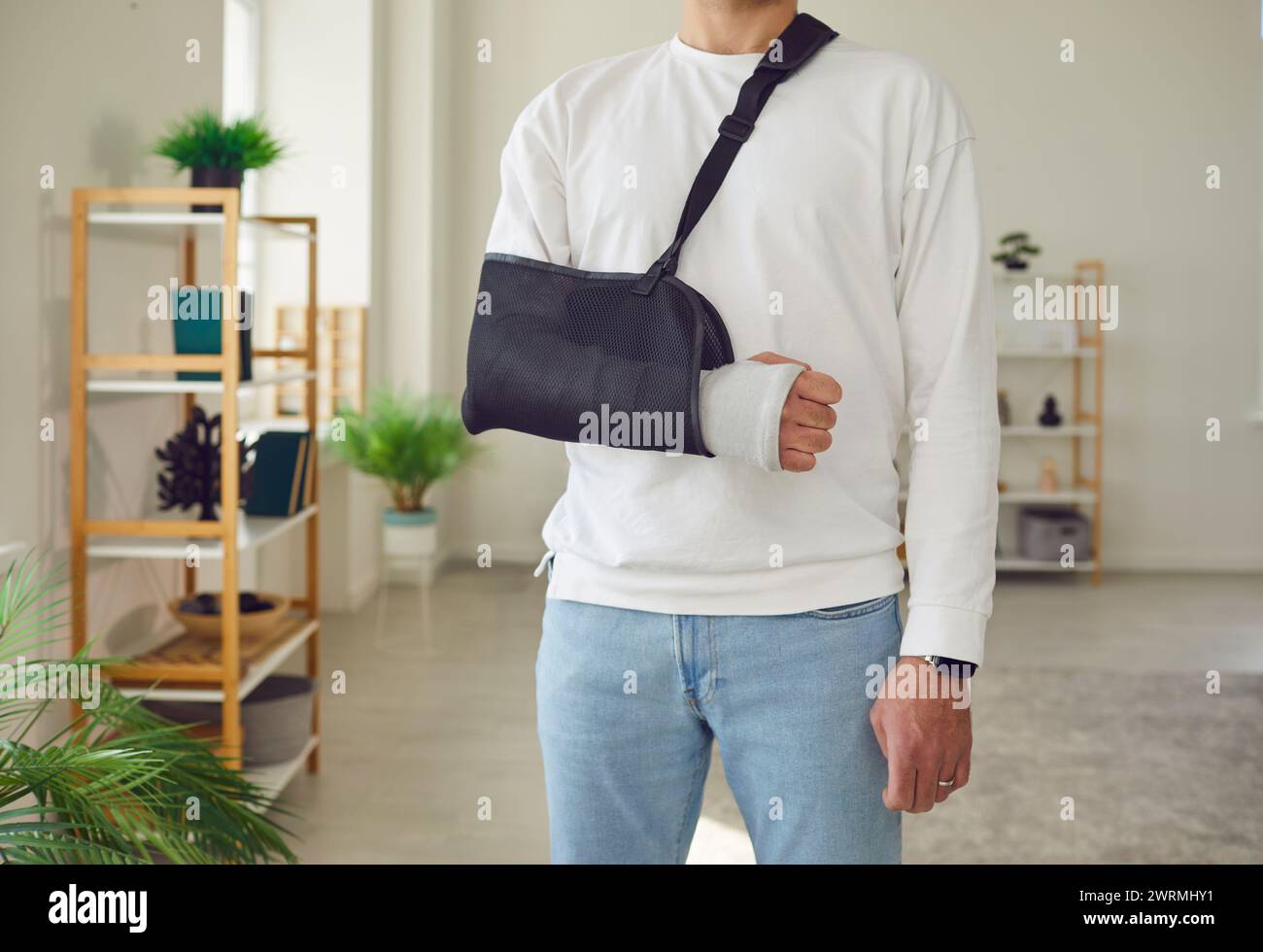 Hand broken bone splint hi-res stock photography and images - Alamy