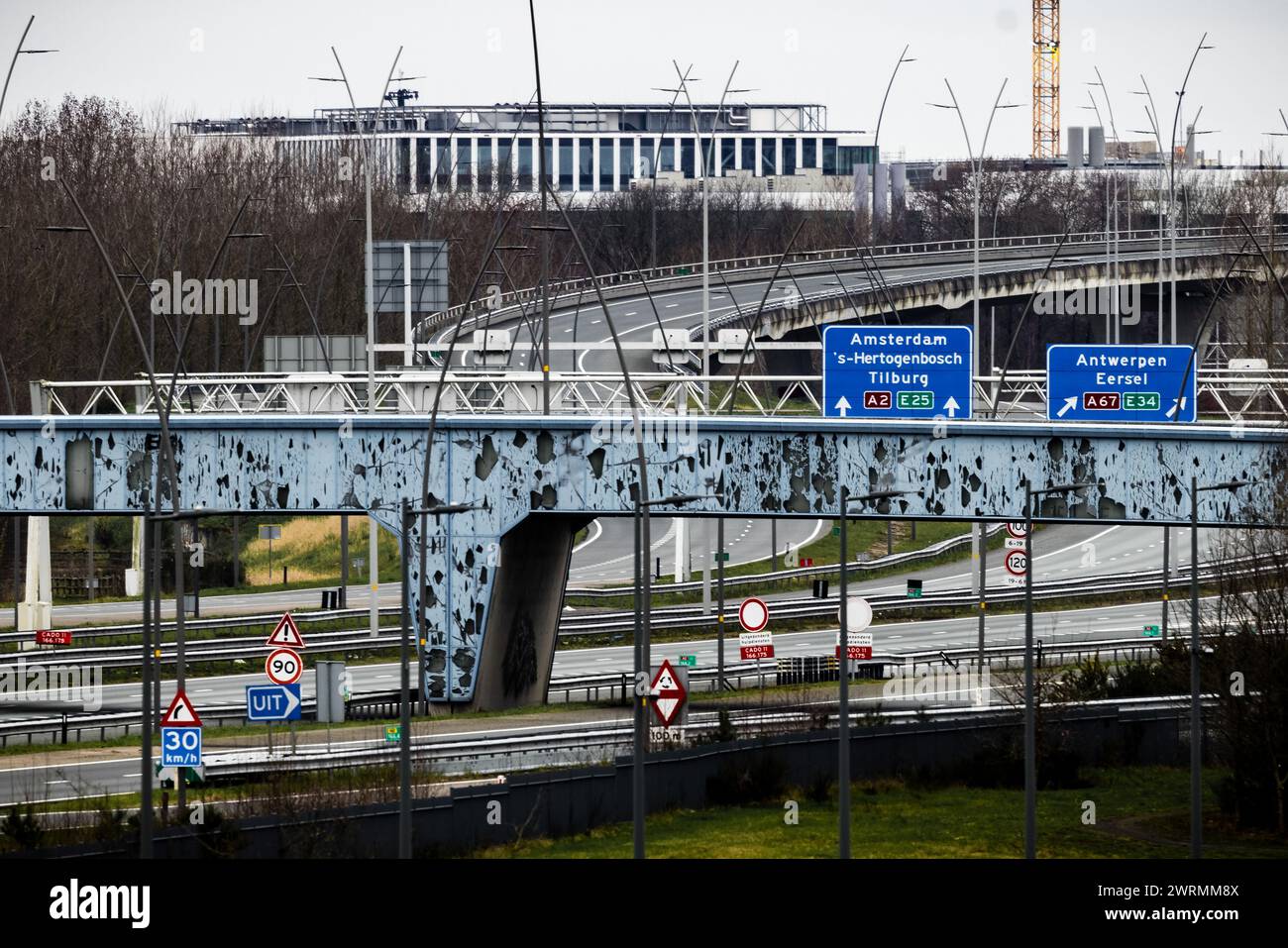 EINDHOVEN - A closed A2 highway near Eindhoven where a large gas ...