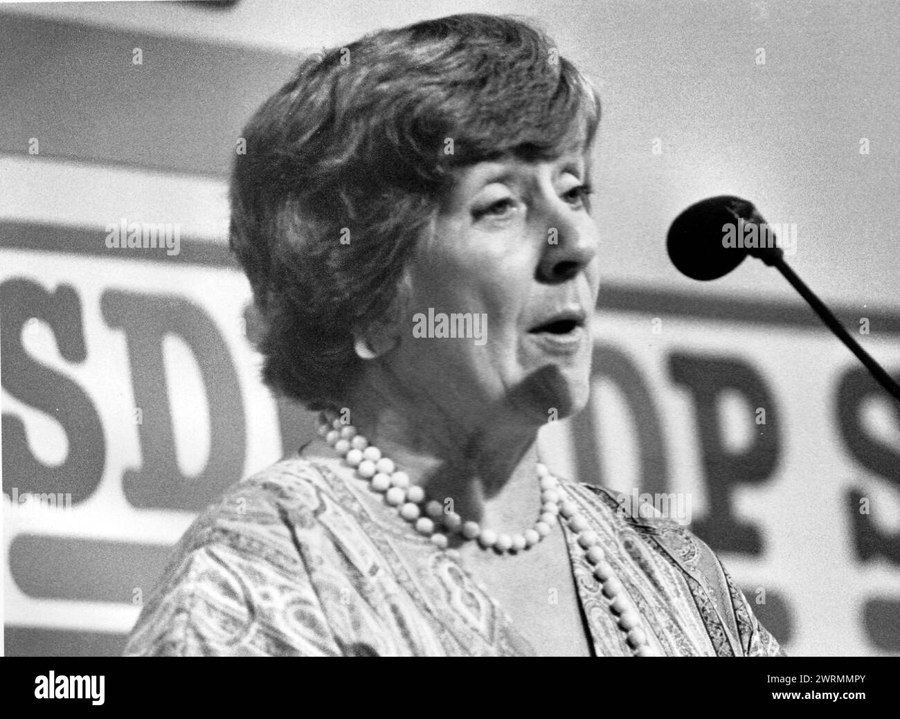 SHIRLEY WILLIAMS SPEAKING AT THE SDP PARTY CONFERENCE, PORTSMOUTH 1987 ...