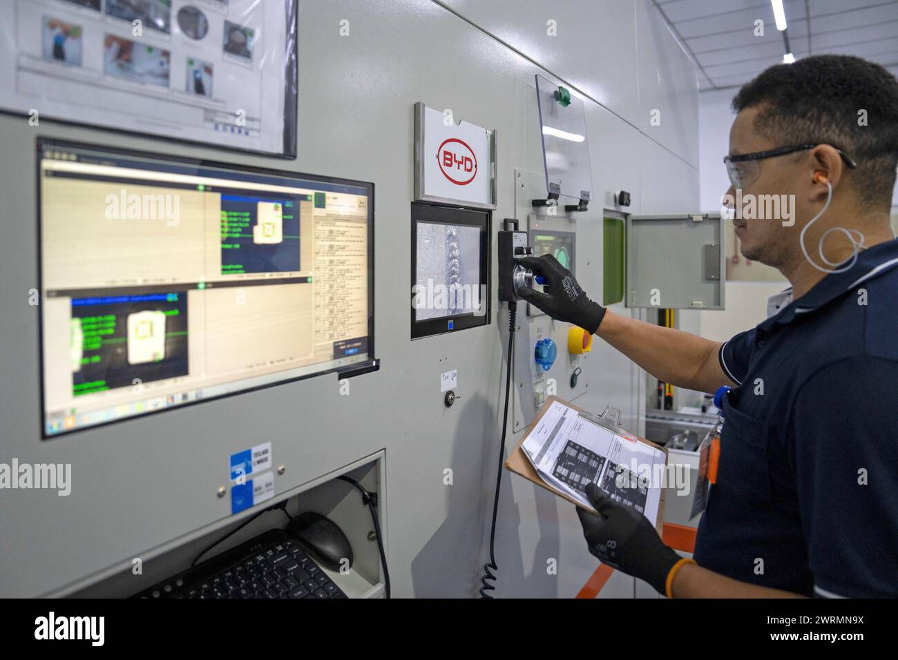 (240313) -- MANAUS, March 13, 2024 (Xinhua) -- A worker operates on the ...