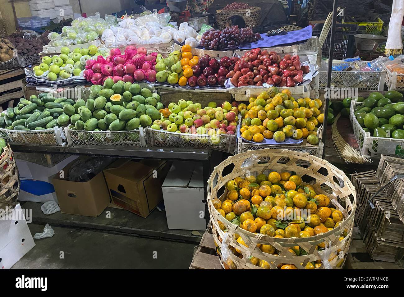 Traditional fruit street market bali hi-res stock photography and ...
