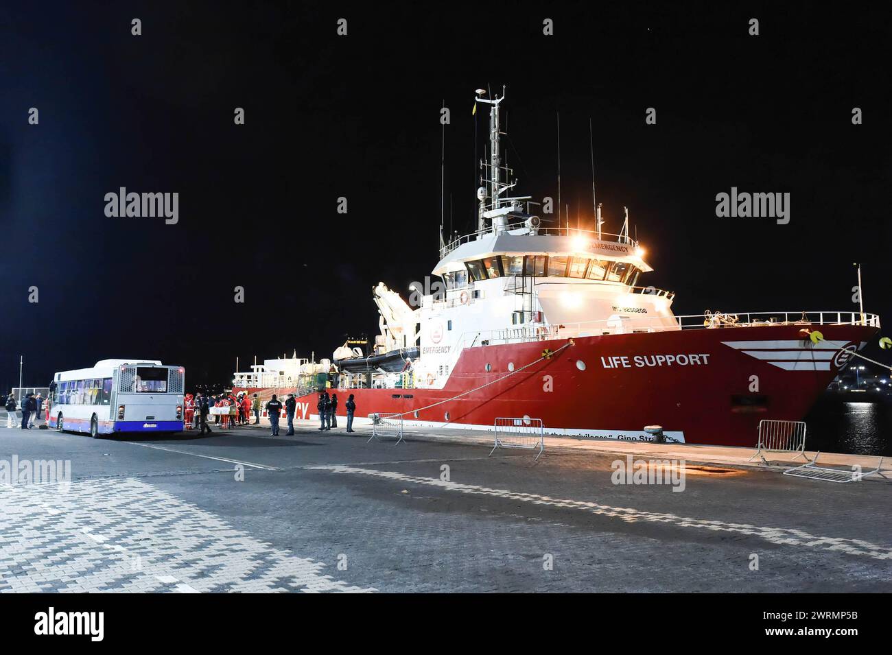 Life Support, the Emergency ship that rescued 52 people, arrives at the ...
