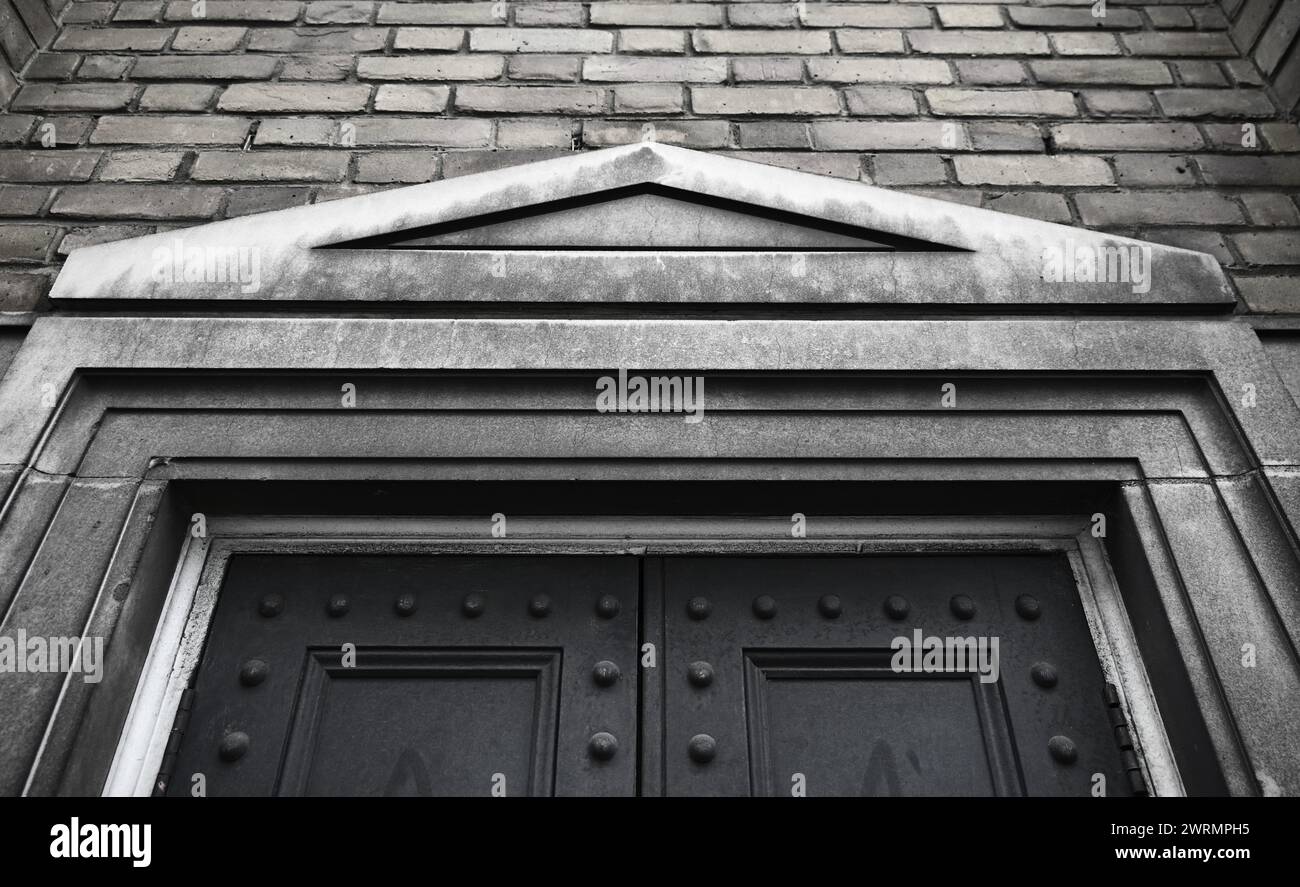 Triangle pediment hi-res stock photography and images - Alamy