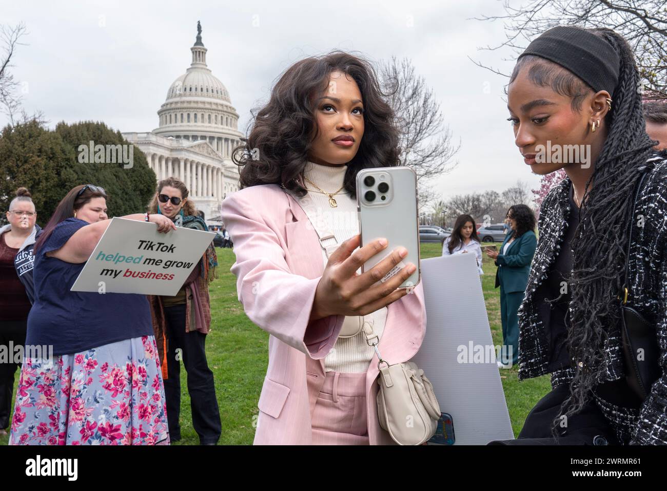 Devotees of TikTok, Mona Swain, center, and her sister, Rachel Swain ...