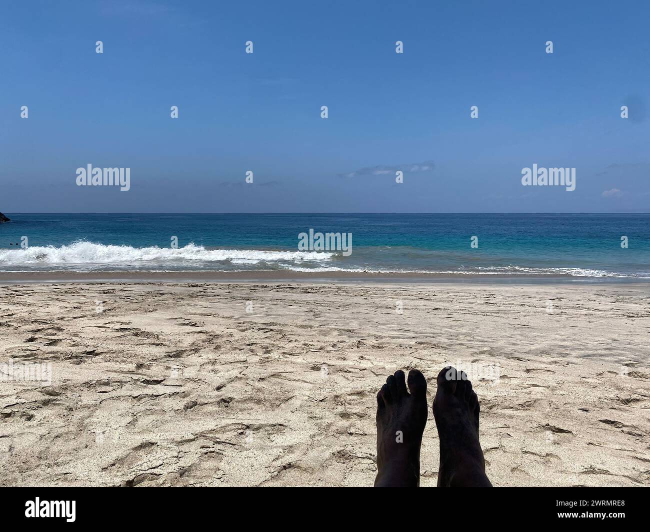 through tiptoe view of the beach and sea in Bali Stock Photo - Alamy
