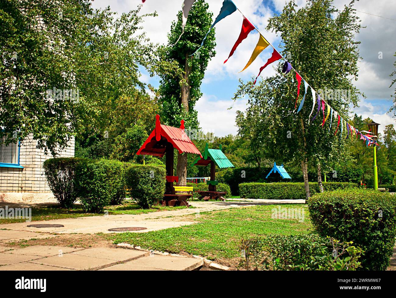 red green isinya roofs for protection from the sun Stock Photo - Alamy
