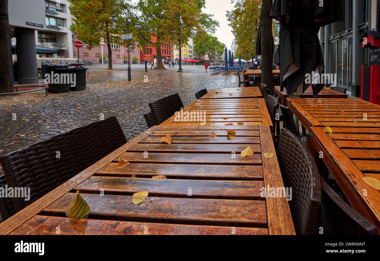 Wet cafe tables hi-res stock photography and images - Alamy