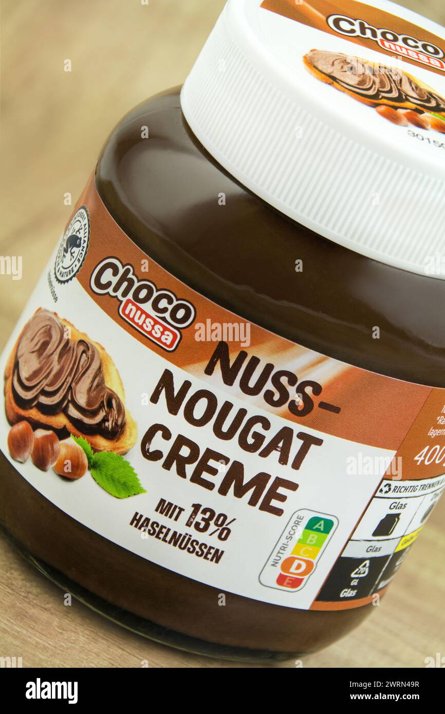 Choco nussa Nuss-Nougat Creme im Glas Stock Photo - Alamy