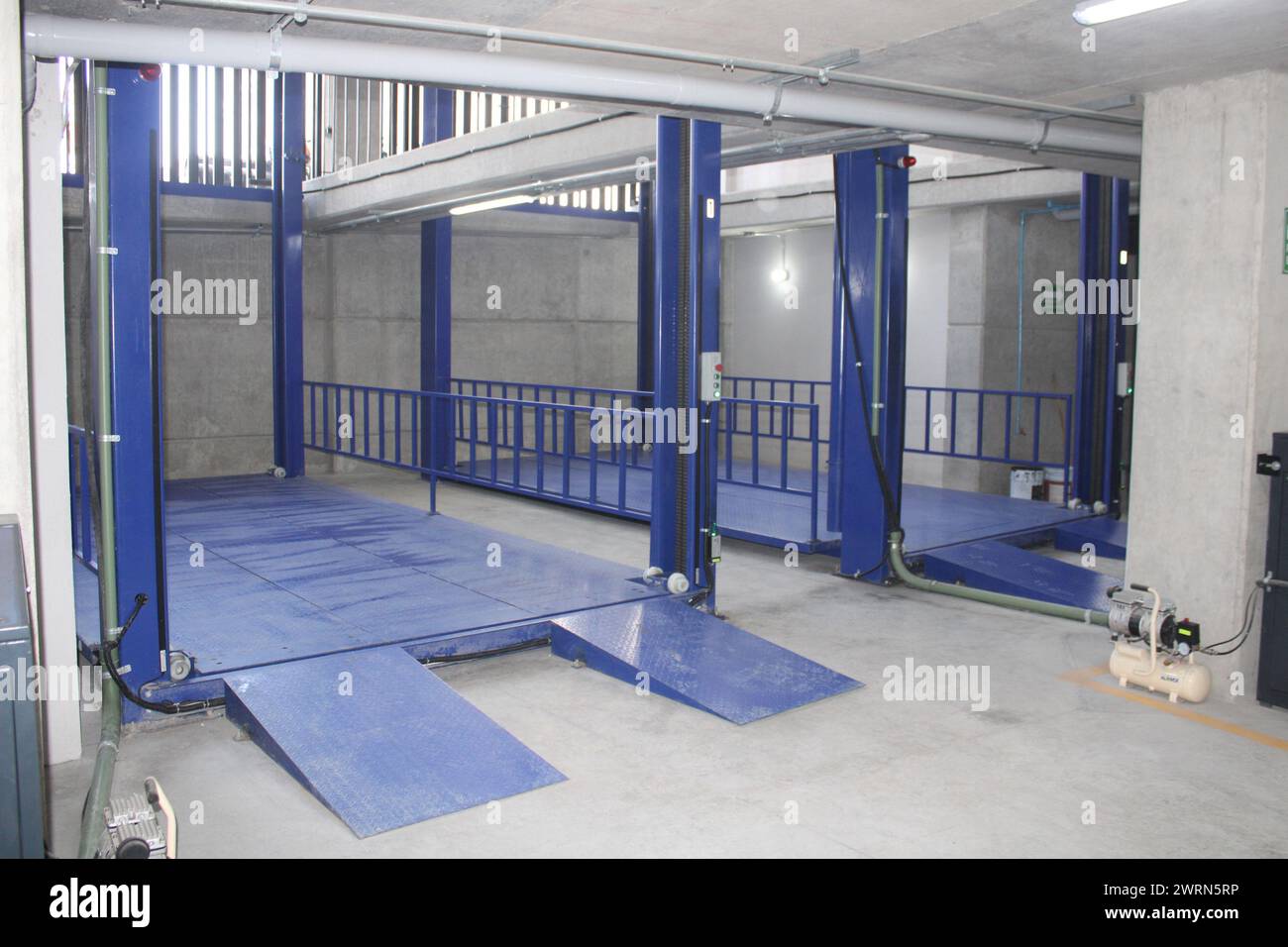 Car lift system Stock Photo - Alamy