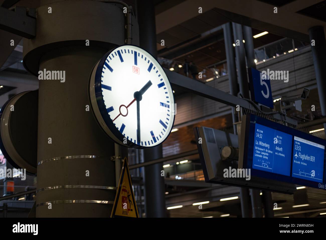 train station Berlin Hauptbahnhof of Deutsche Bahn, schedule on Classic ...