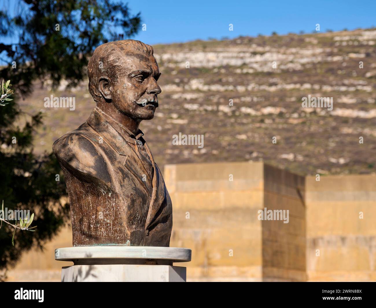 Statue of Minos Kalokairinos at the Palace of Minos, Knossos, Heraklion ...