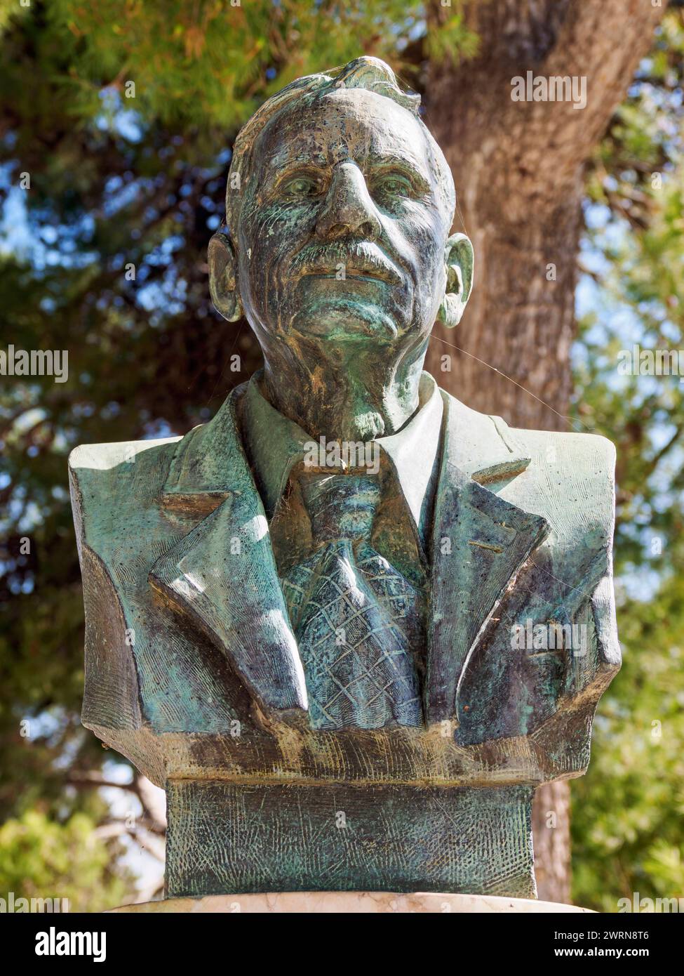 Statue of Sir Arthur Evans at the Palace of Minos, Knossos, Heraklion ...