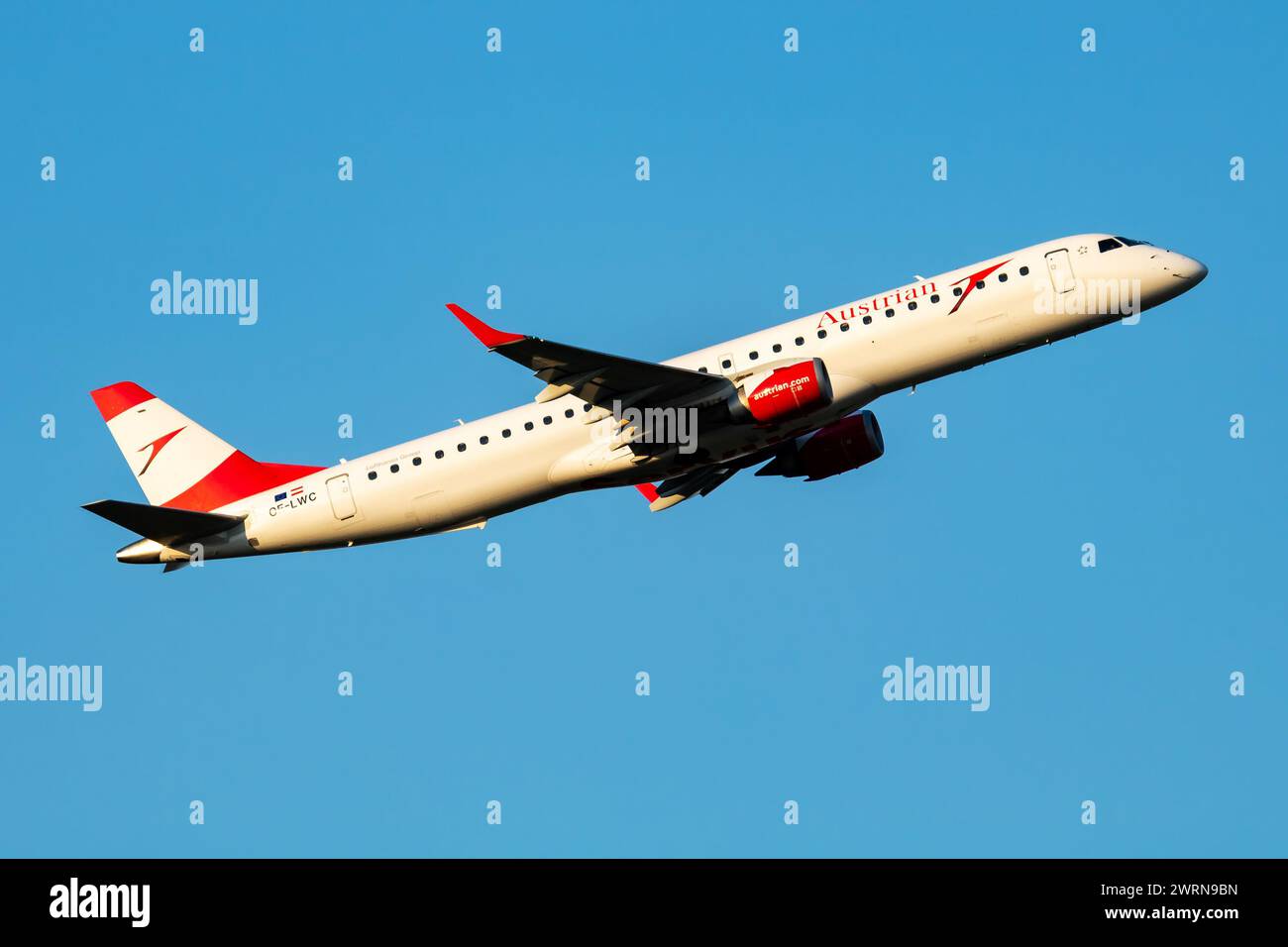 Austrian airlines embraer hi-res stock photography and images - Alamy