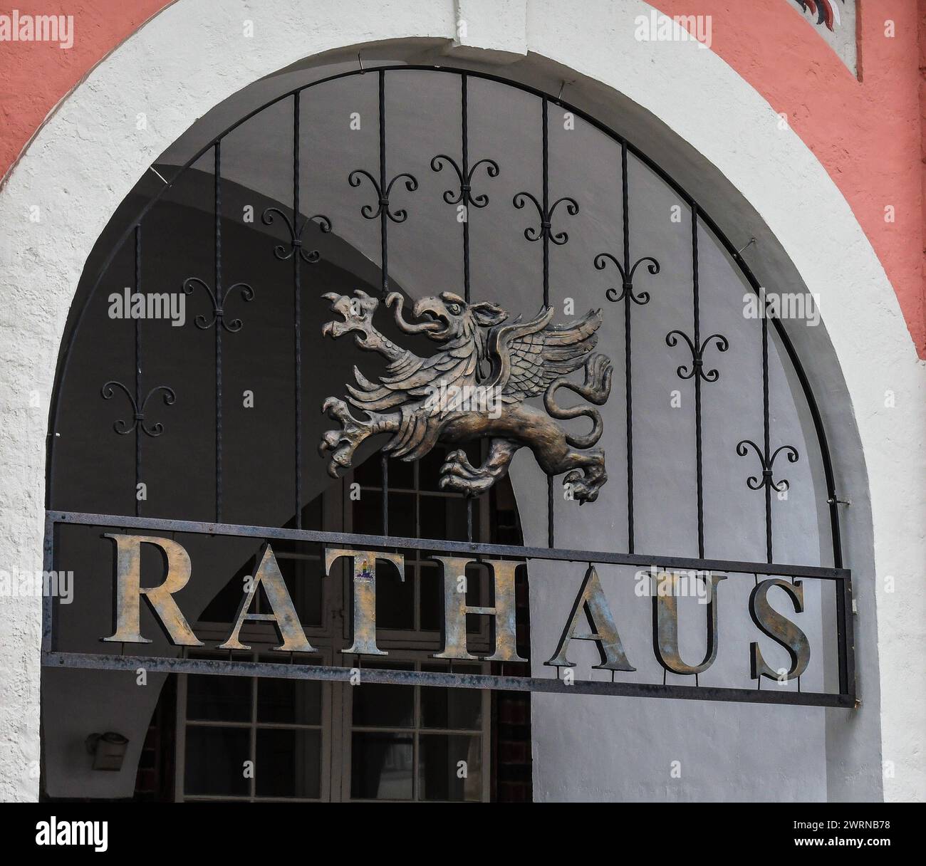 Schriftzug Rathaus , darueber ein goldener Greif am Eingang des ...