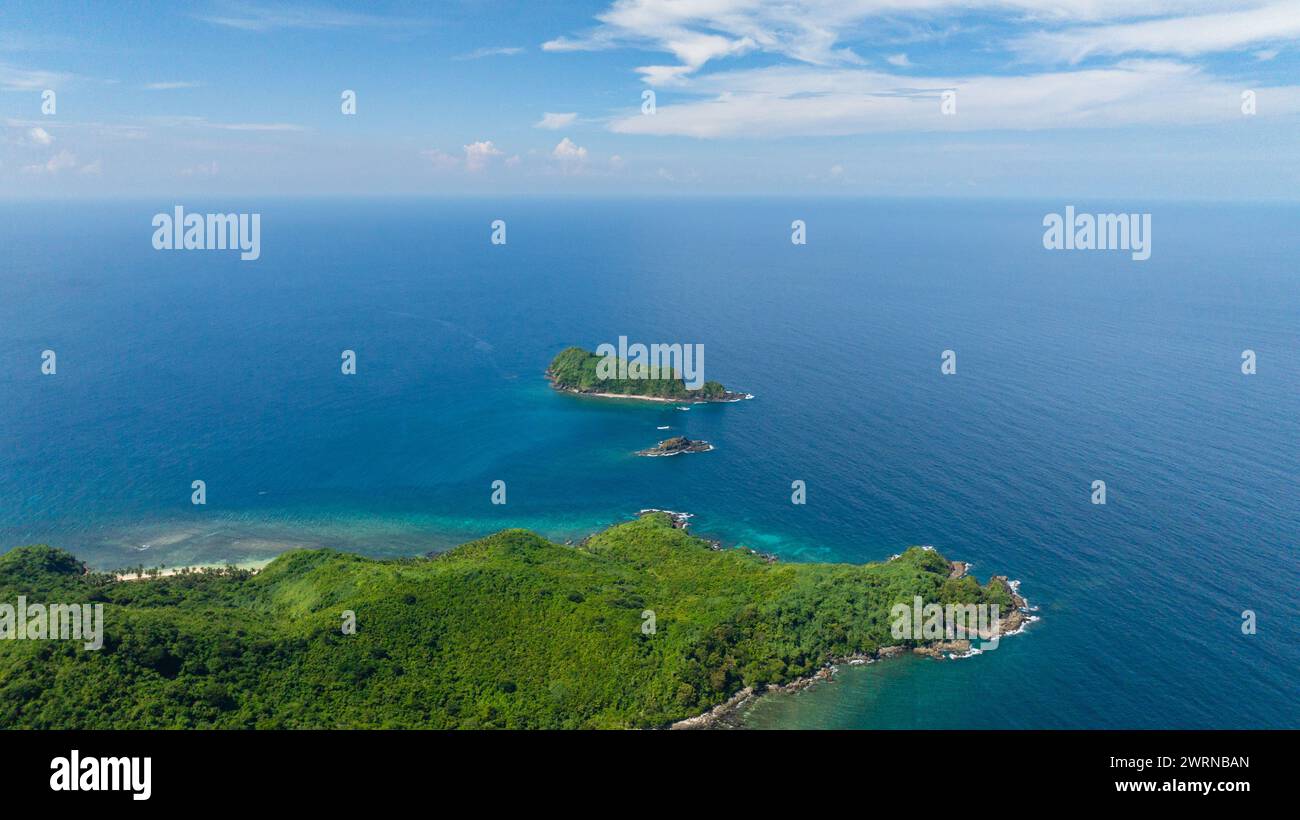 Blue sea and islets in El Nido. Coastline with ocean waves. Palawan ...