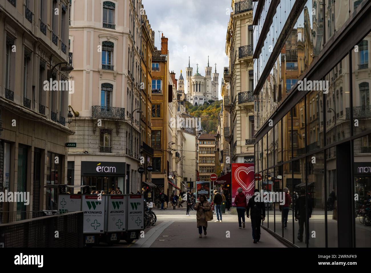 Basilique Notre-Dame-de-Fourvière depuis la Rue Tupin au cœur du quartier de la Presqu’île à ...