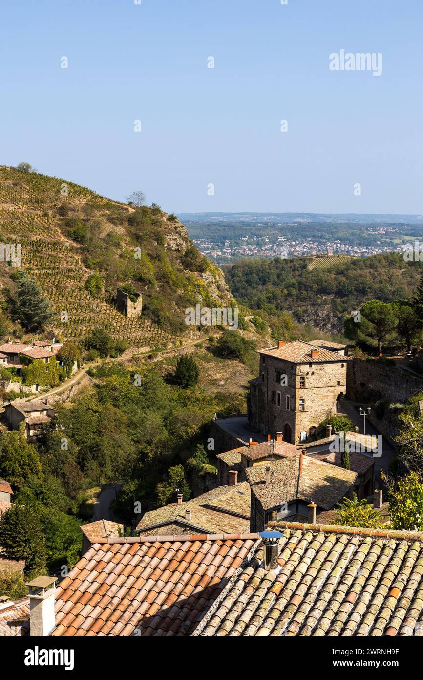 Village médiéval de Malleval dans son écrin rocheux, dans le parc ...