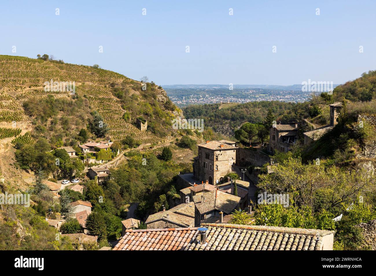 Village médiéval de Malleval dans son écrin rocheux, dans le parc ...