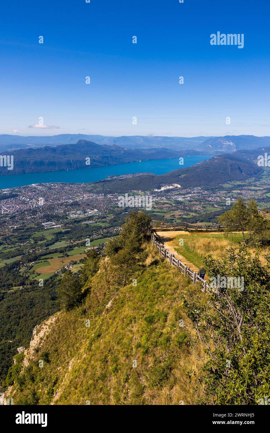 Lac du Bourget et ville d’Aix-les-Bains depuis le Belvédère du Mont ...
