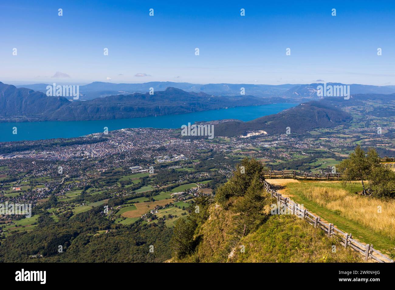 Lac du Bourget et ville d’Aix-les-Bains depuis le Belvédère du Mont ...