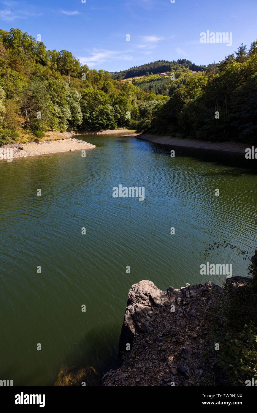 Lac formé par le Barrage de la Rive sur la rivière Le Ban, dans le Parc ...