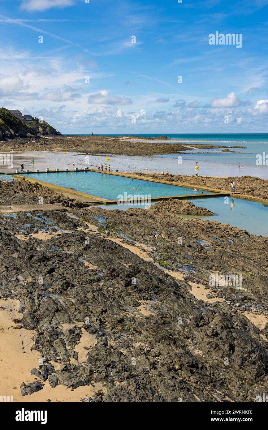 Piscine de mer à marrée basse sur la plage du Plat Gousset à Granville ...