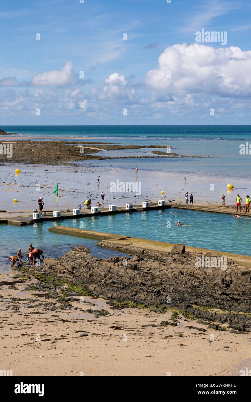 Piscine de mer à marrée basse sur la plage du Plat Gousset à Granville ...